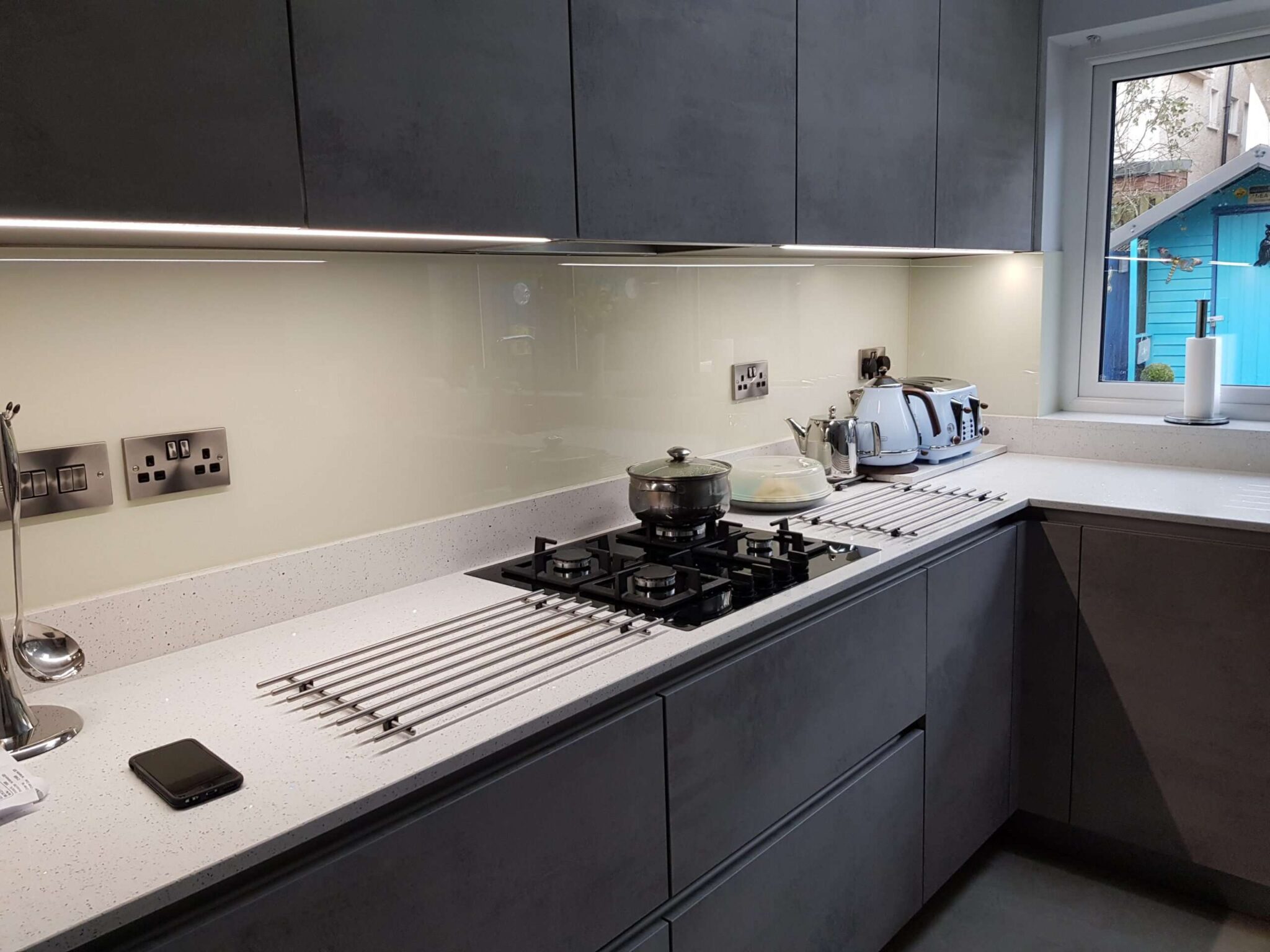 Designing with Color Glass Splashbacks: 7 Tips for a Stunning Kitchen ...